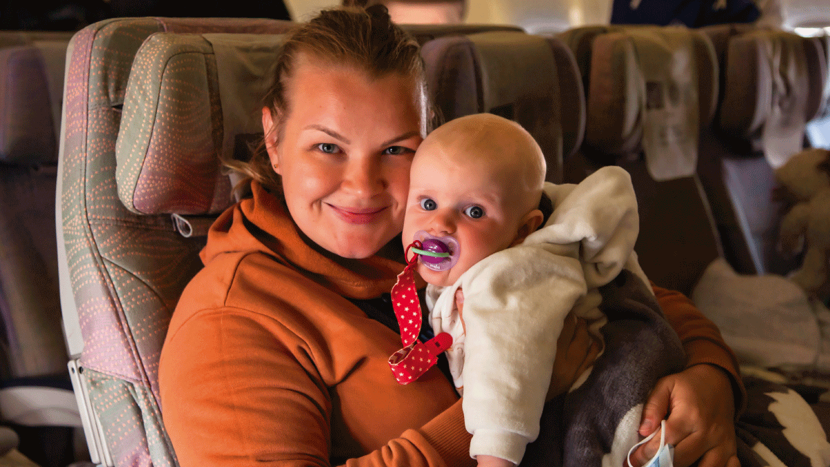 Consejos para viajar con tu bebé en avión sin estrés